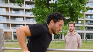 Van deze "dip" word je wél fit: Ilias El Kostit toont met (bijna ...