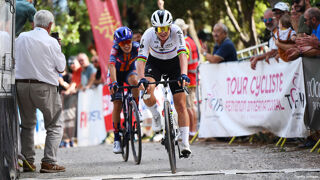 Leider Lotte Kopecky geeft op in Tour de l'Ardèche na valpartij | Sporza