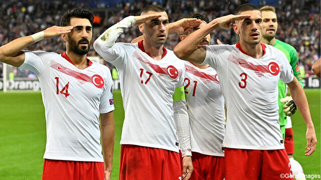 UEFA legt Turkije 50.000 euro boete op voor militaire groet | sporza