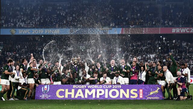 Eerste zwarte kapitein houdt beker WK rugby omhoog: "Hij geeft Zuid ...