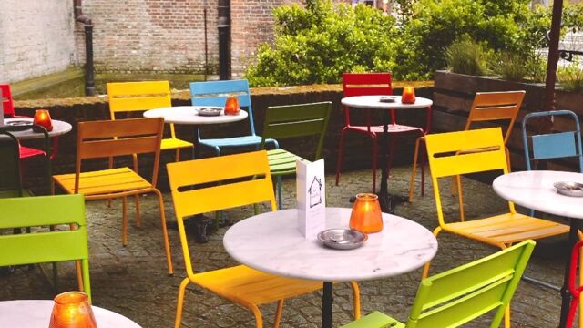 Terras van café La Casita is te kleurrijk volgens stad Brugge | VRT NWS ...
