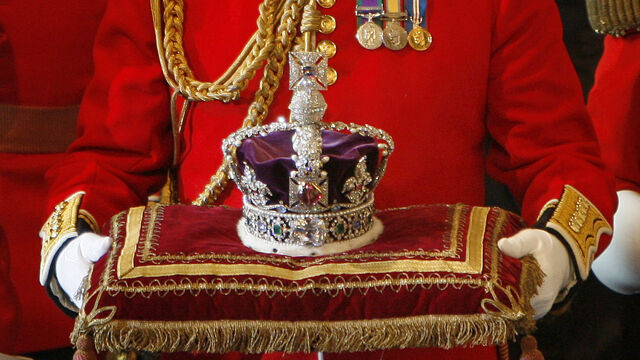 Mag koning Charles de Britse kroon zomaar dragen? En waar komen alle ...