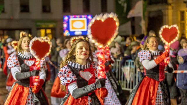 Carnavalsstoet in Ronse op eerste Bommelsfeesten na corona lokt massa ...