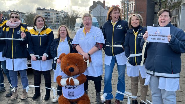 Thuisverpleegkundigen Wit-Gele Kruis binden zich vast aan handen en ...