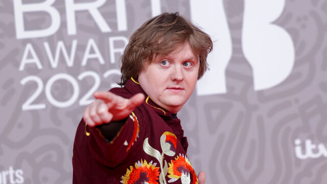 Wat doet het podium met Lewis Capaldi, die Tourette heeft? "Optreden ...