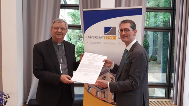 Bisschop Johan Bonny van Antwerpen krijgt eredoctoraat van Universiteit ...