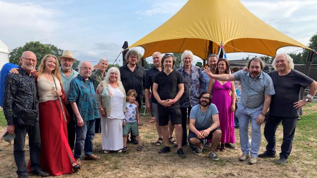 Kinderen Zjef Vanuytsel ontroerd bij hommage aan hun vader op festival ...