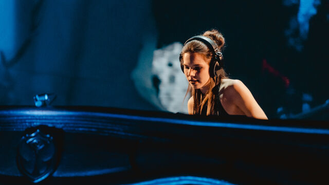 Amber Broos (20) is jongste vrouwelijke dj op hoofdpodium Tomorrowland ...