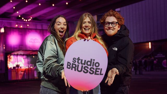 Studio Brussel onthult nieuw logo tijdens uitzending in Sportpaleis | VRT NWS: nieuws