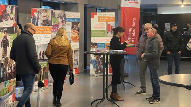 Rode Kruis houdt infomarkt over komst asielcentrum in Ieper | VRT NWS ... Rode Kruis houdt infomarkt over komst asielcentrum in Ieper | VRT NWS ...