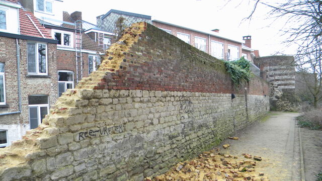 Middeleeuwse muur in Sint-Donatuspark in Leuven die in 2011 instortte ...