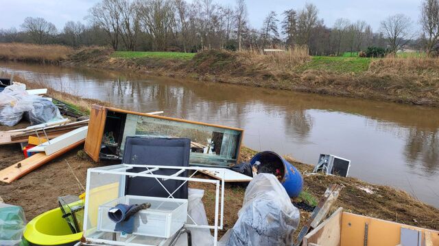 Vlaamse Waterweg ziet steeds meer sluikstort langs rivieren en kanalen ...