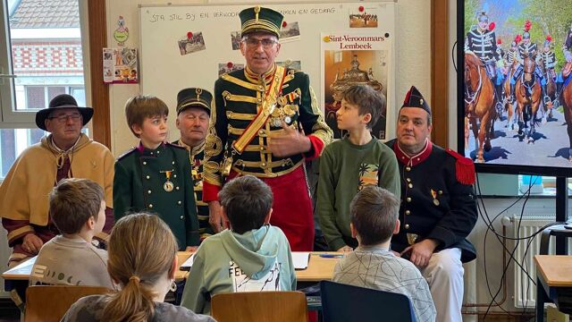 Paassoldaten geven les in basisschool Lembeek: "Unieke traditie Sint ...