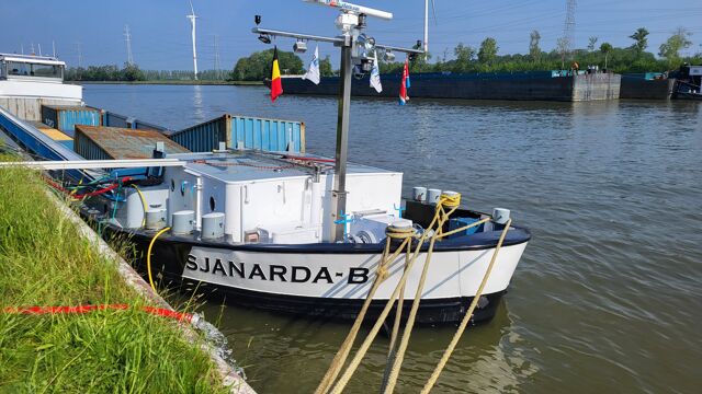 BEKIJK: Binnenschip met containers aan het zinken op Albertkanaal in ...