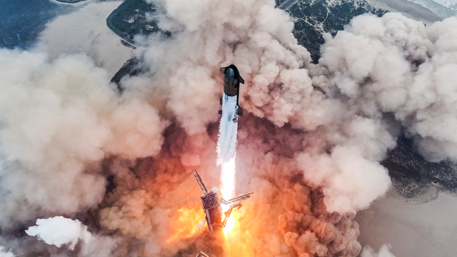 Geslaagde testvlucht voor grootste ruimteraket ooit: Starship vliegt ...