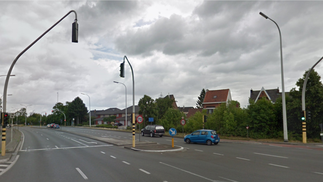 Man (50) in levensgevaar na botsing tegen oplegger in Hofstade | VRT ...