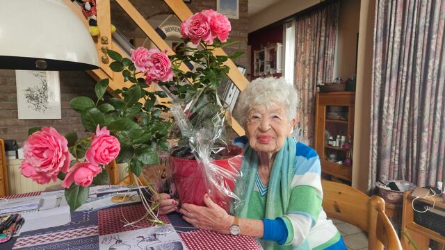 Actrice Alice Toen viert 100e verjaardag met eigen single: 'Wat een ...