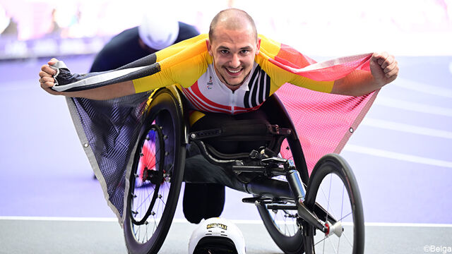 6,25 meter! Mondo Duplantis flikt het en zet wereldrecord in het ...