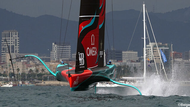 Formule 1 op het water: futuristische zeilboten scheuren met 100 km/u ...