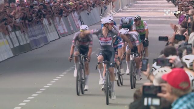 Niels Vandeputte verrast vermoeide Tim Merlier in de sprint en pakt ...