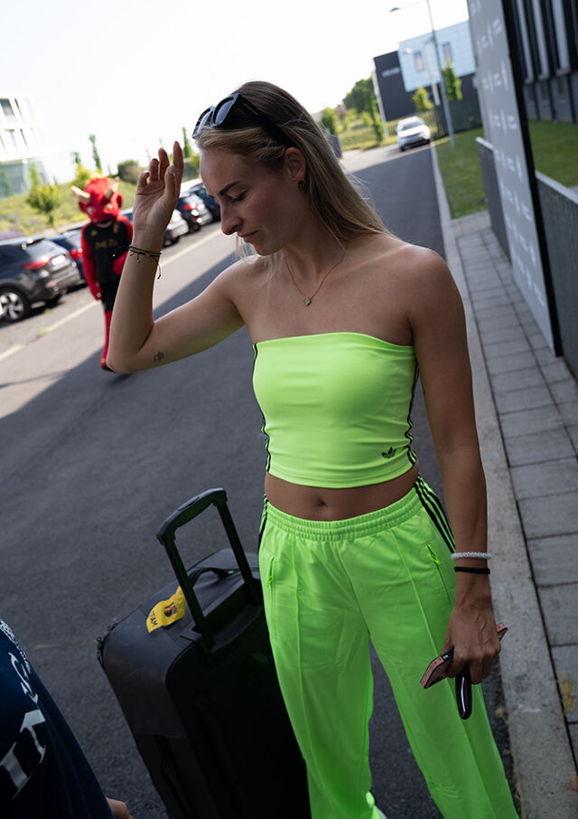 IN BEELD - Tessa Wullaert is blikvanger met fluo-outfit: Red Flames ...
