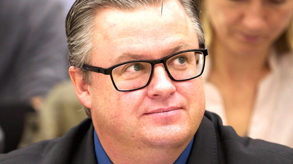 Onze politici blijven ruziemaken - Carl Devos | VRT NWS: nieuws