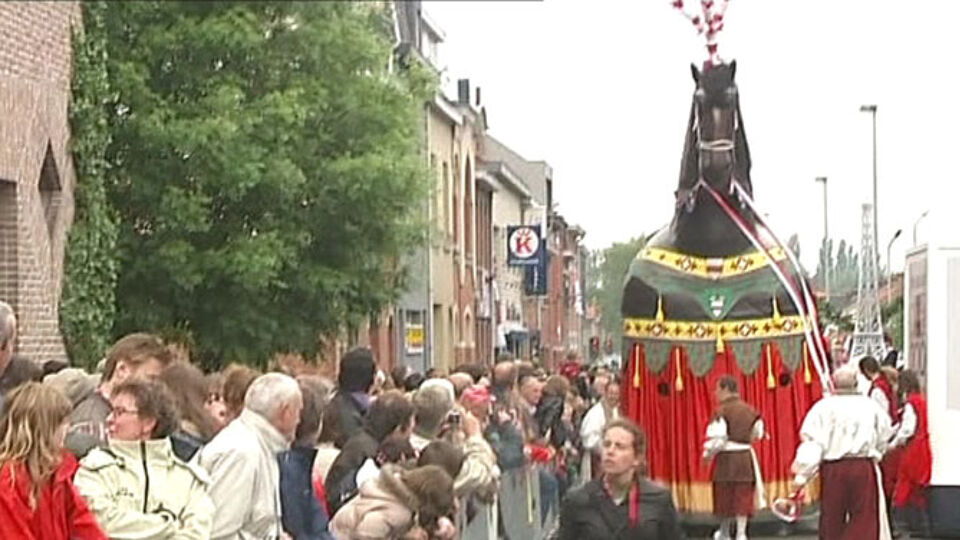 Ros Beiaard lokt veel volk naar Dendermonde | VRT NWS: nieuws