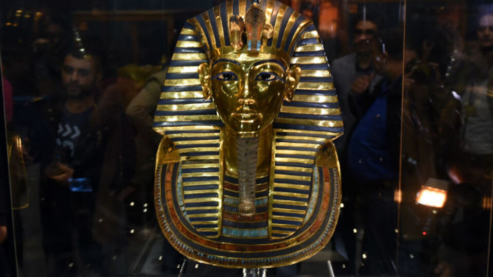 Dodenmasker Toetanchamon in ere hersteld | VRT NWS: nieuws