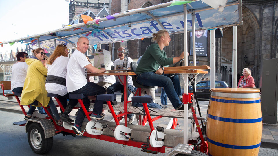 Bierfiets vanaf morgen geweerd uit centrum Amsterdam | VRT NWS: nieuws