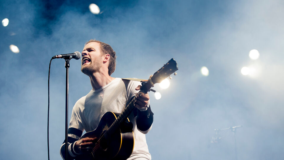 Nieuw nummer Het Zesde Metaal is ode aan overleden muzikant Tom Pintens ...