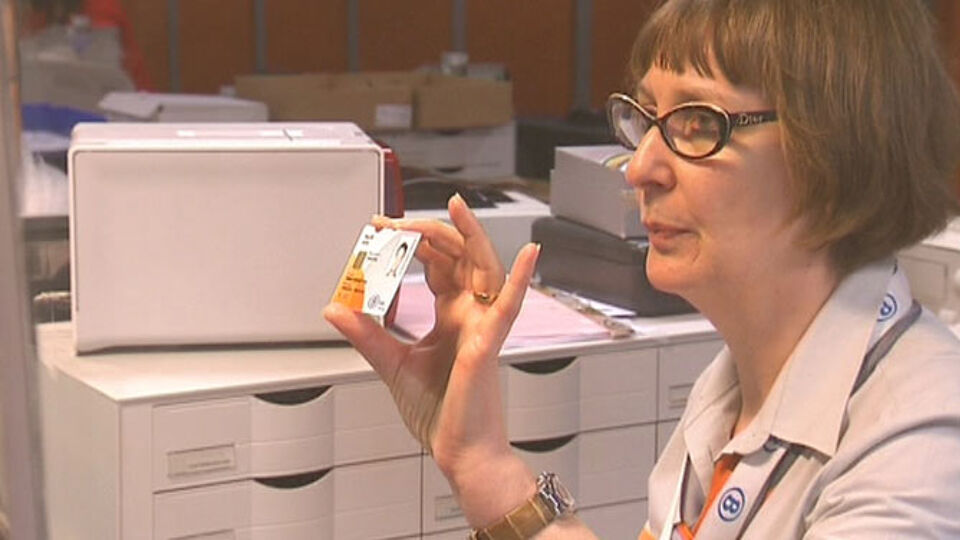 La SNCB lance la carte MOBIB pour ses abonnés | VRT NWS: le site d ...