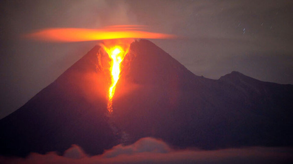 Merapi-vulkaan barst weer in alle hevigheid uit | VRT NWS: nieuws