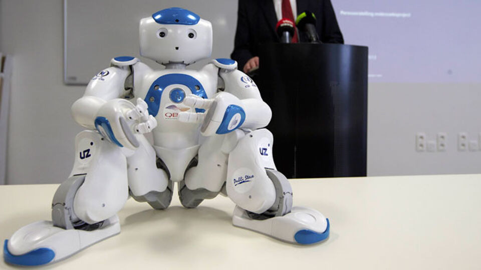 Robot Zora krijgt 250.000 euro van Vlaamse regering | VRT NWS: nieuws