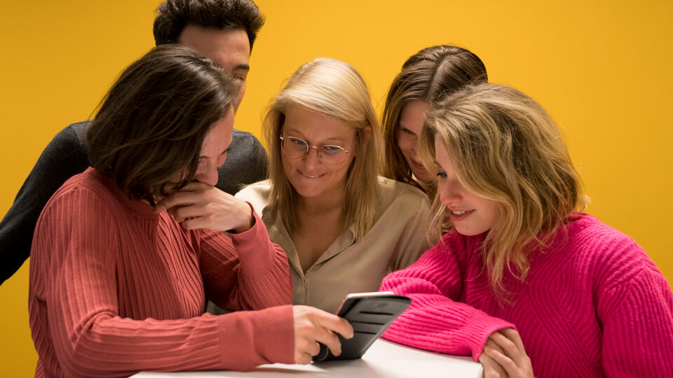 5 redenen om meer (maar vooral beter) te roddelen: waarom roddelen een ...