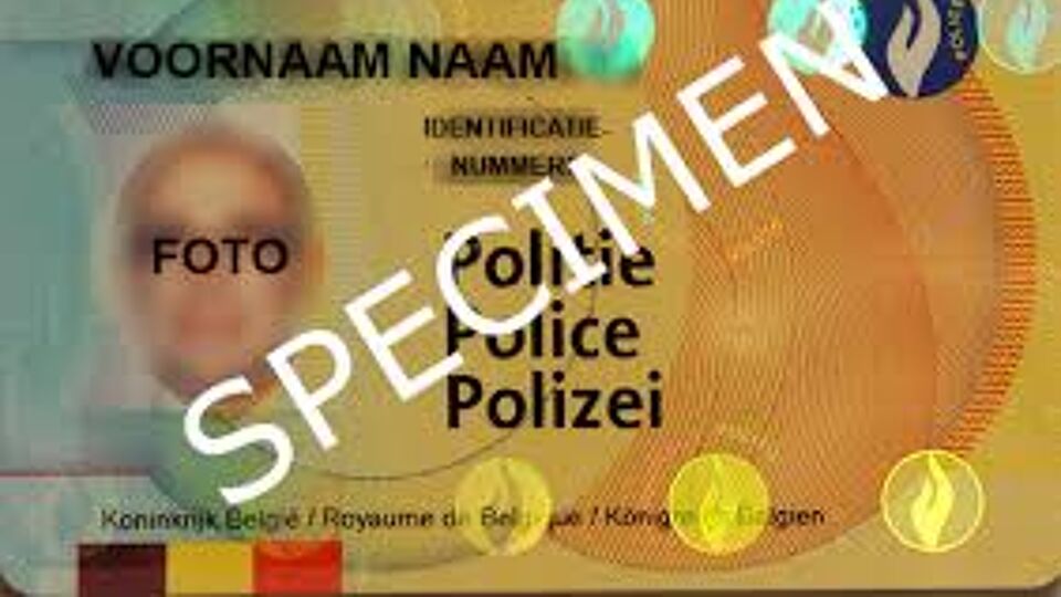 Vrouw tegengehouden door valse agenten: "Echte politieagent herken je ...