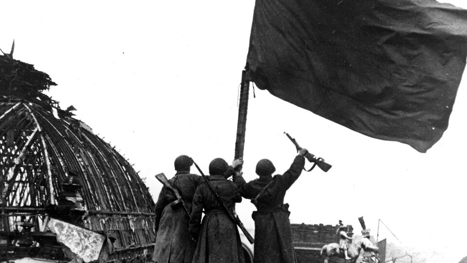 1 mei 1945: de rode vlag wappert bovenop de Rijksdag in Berlijn, Duitse ...