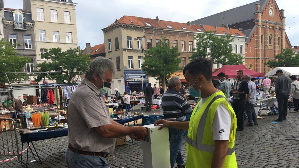 Vlooienmarkt op Vossenplein in Marollen opnieuw open, bezoekers zijn ...