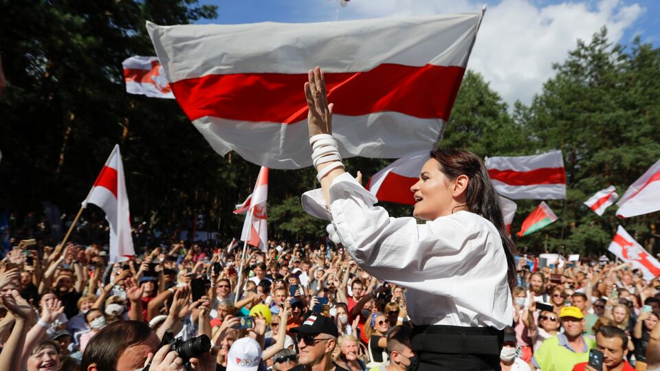 Het verhaal achter de onofficiële rood-witte vlag waarmee betogers in ...
