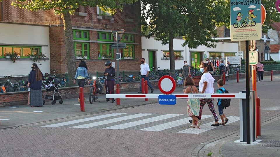 Zele plaatst slagbomen aan schoolstraten: “Zo moet het nog veiliger worden” | VRT NWS: nieuws
