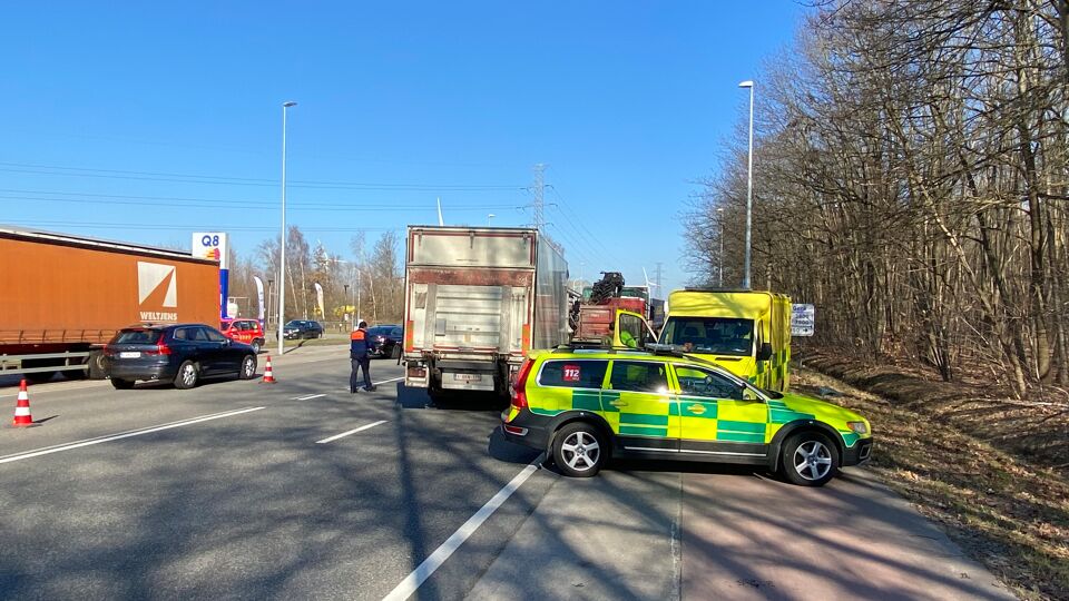 Lange file in Diepenbeek na ongeval met drie vrachtwagens | VRT NWS: nieuws
