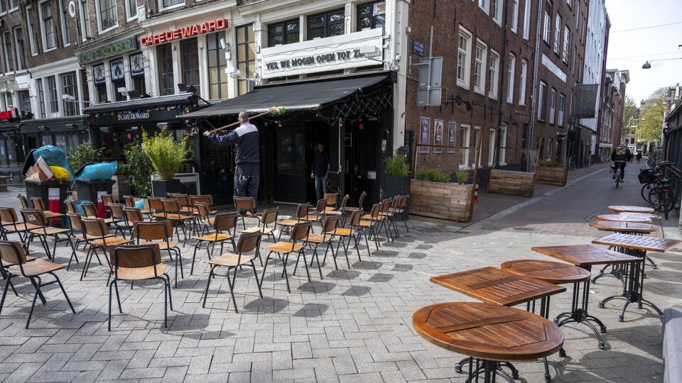 Een terrasje gaan doen in Nederland? "Doe het alsjeblieft niet!" | VRT ...