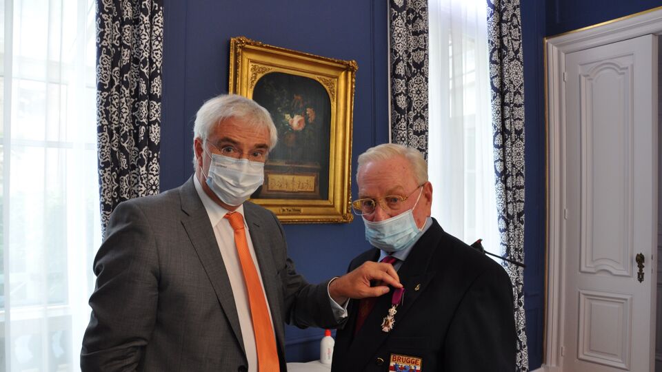 Ambassadeur Brugse toeristenbootjes krijgt ereteken van Ridder in de ...