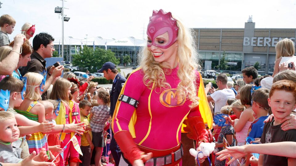 Actrice Free Souffriau hangt haar roze Mega Mindy-pak aan de haak | VRT ...