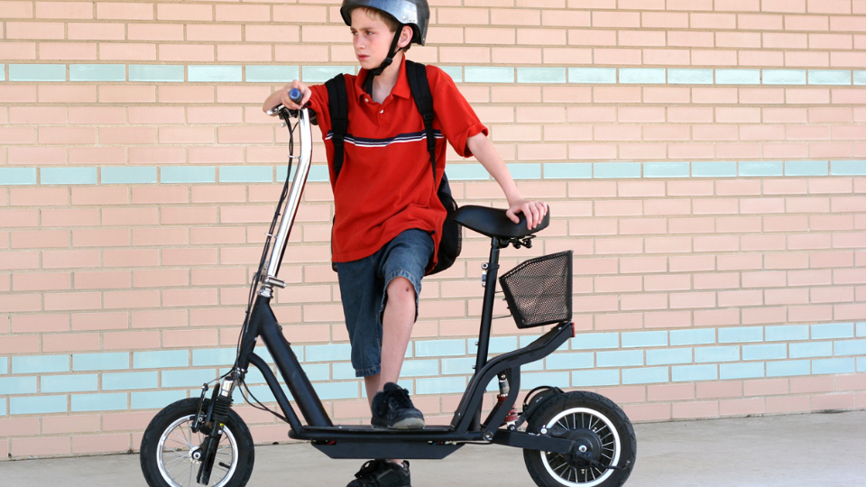 Met een elektrische step met zadel mag je niet zomaar de weg op ...