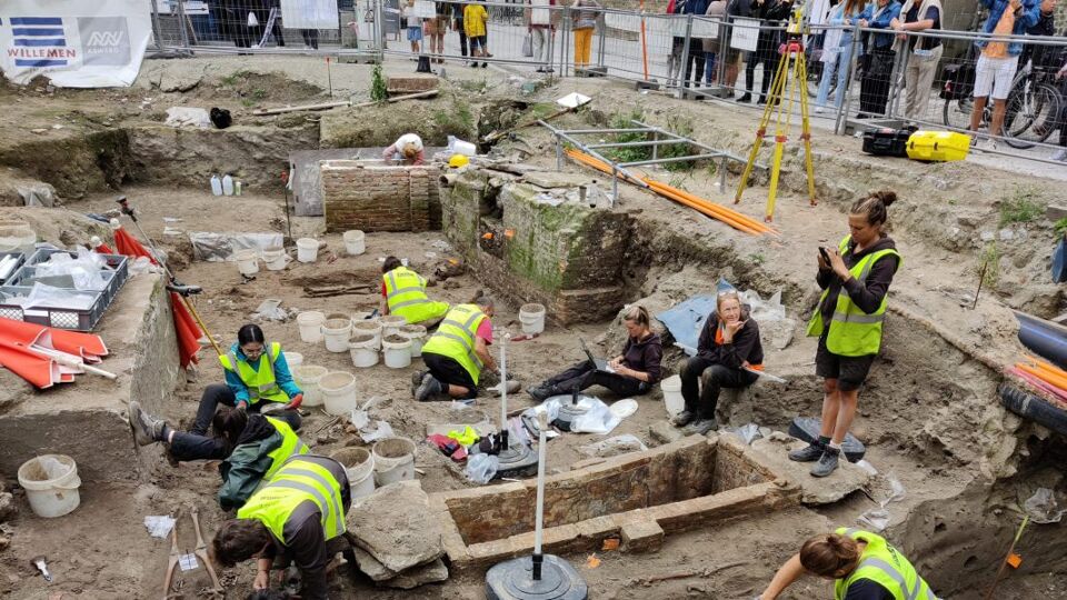 Painted medieval burial vaults discovered in Bruges | VRT NWS: news