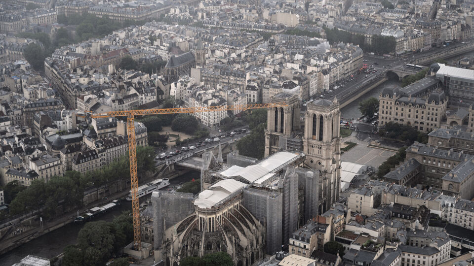 "Woke Disneyland" of "landingsbaan": plannen voor vernieuwde Notre-Dame ...