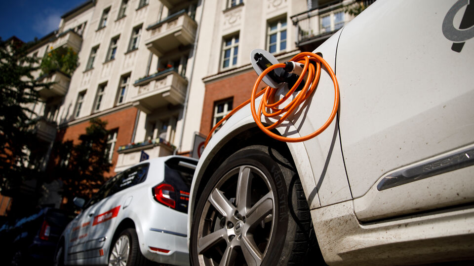 Europese klimaatwet verbiedt nieuwe diesel- en benzinewagens vanaf 2035 | VRT NWS: nieuws