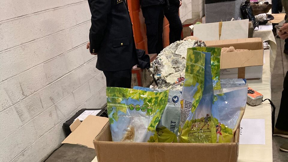 Van flessen cava tot knuffelberen: synthetische drugs versturen via ...