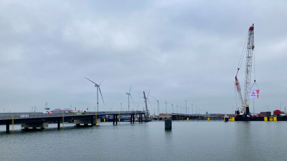 Langste draaibrug van Europa in de haven van Zeebrugge geïnstalleerd ...
