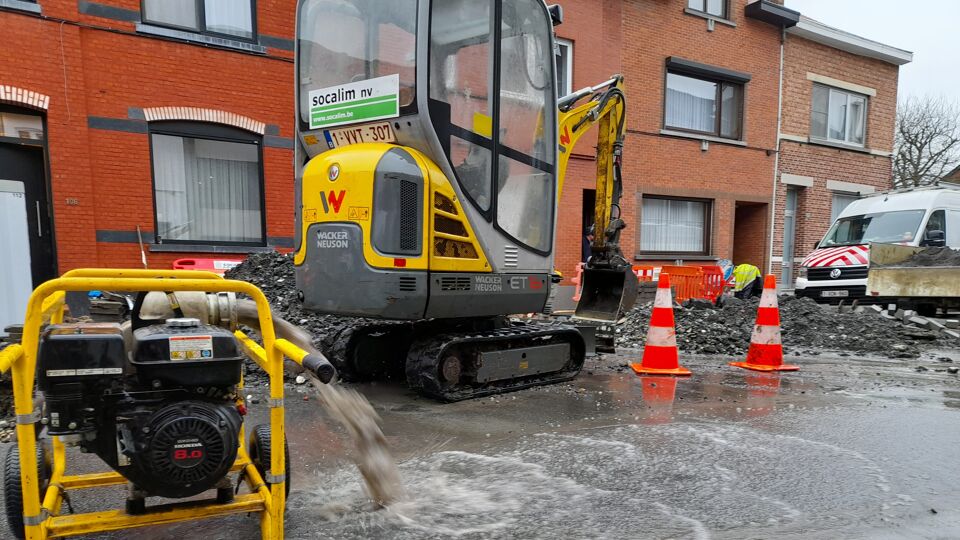 Leidingwater spuit 15 meter hoog in Hasselt, De Watergroep: "Geen lek ...